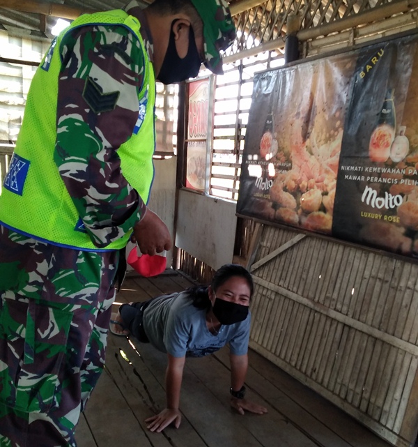 Operasi Masker, Pelajar Putri Pilih Push Up Ketimbang Menyanyi
