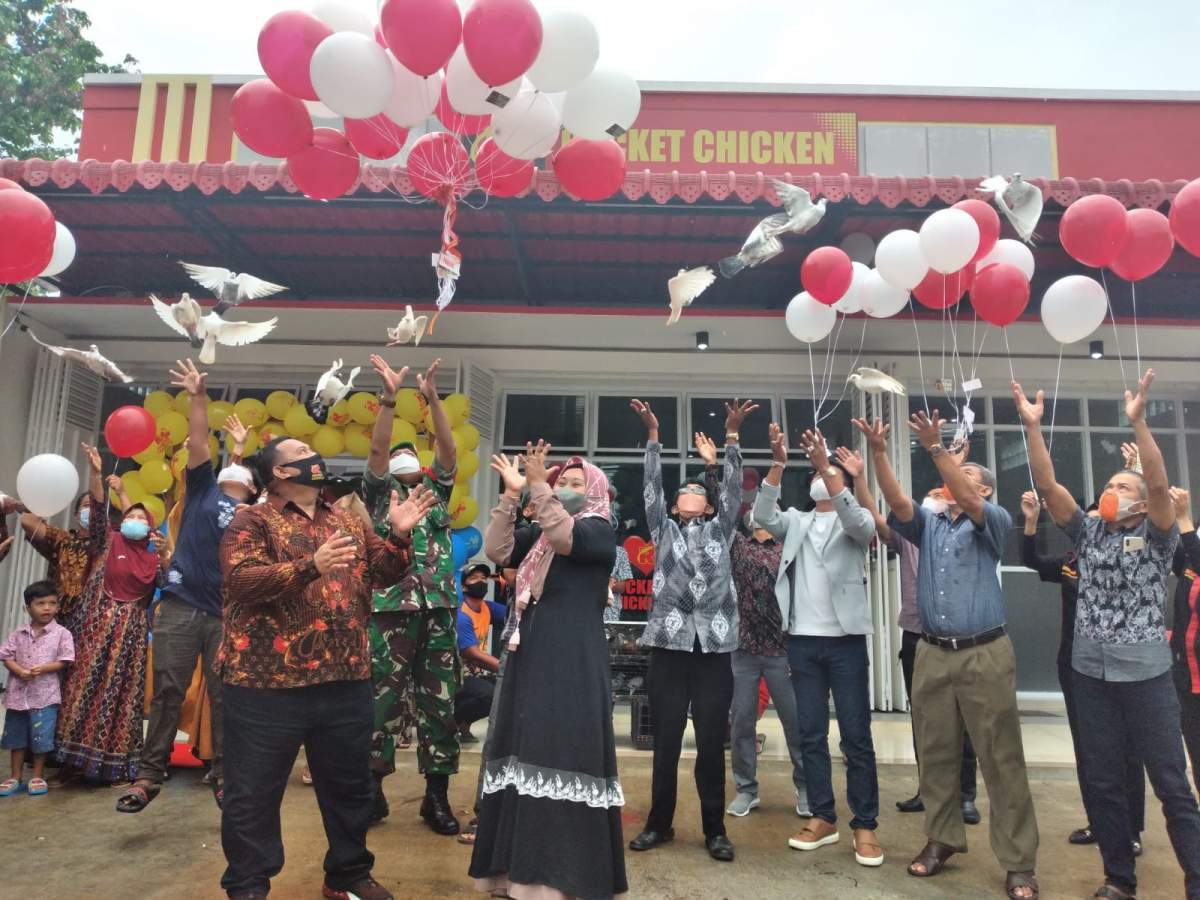 Grand Opening Rocket Chicken Kalibagor, Bagikan Nasi Ayam dan Es Krim ...