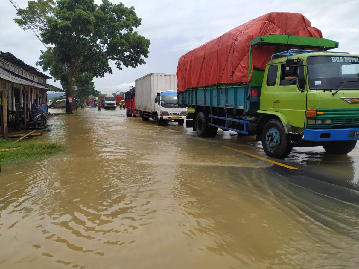 Macet Panjang 2 KM Jalur Nasional Buntu - Tambak Akibat Banjir, Lakukan Pengaturan Lalu Lintas