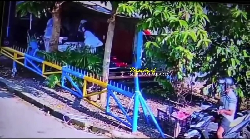 Viral! Aksi Tak Senonoh Pria di Depan Warung Terekam CCTV
