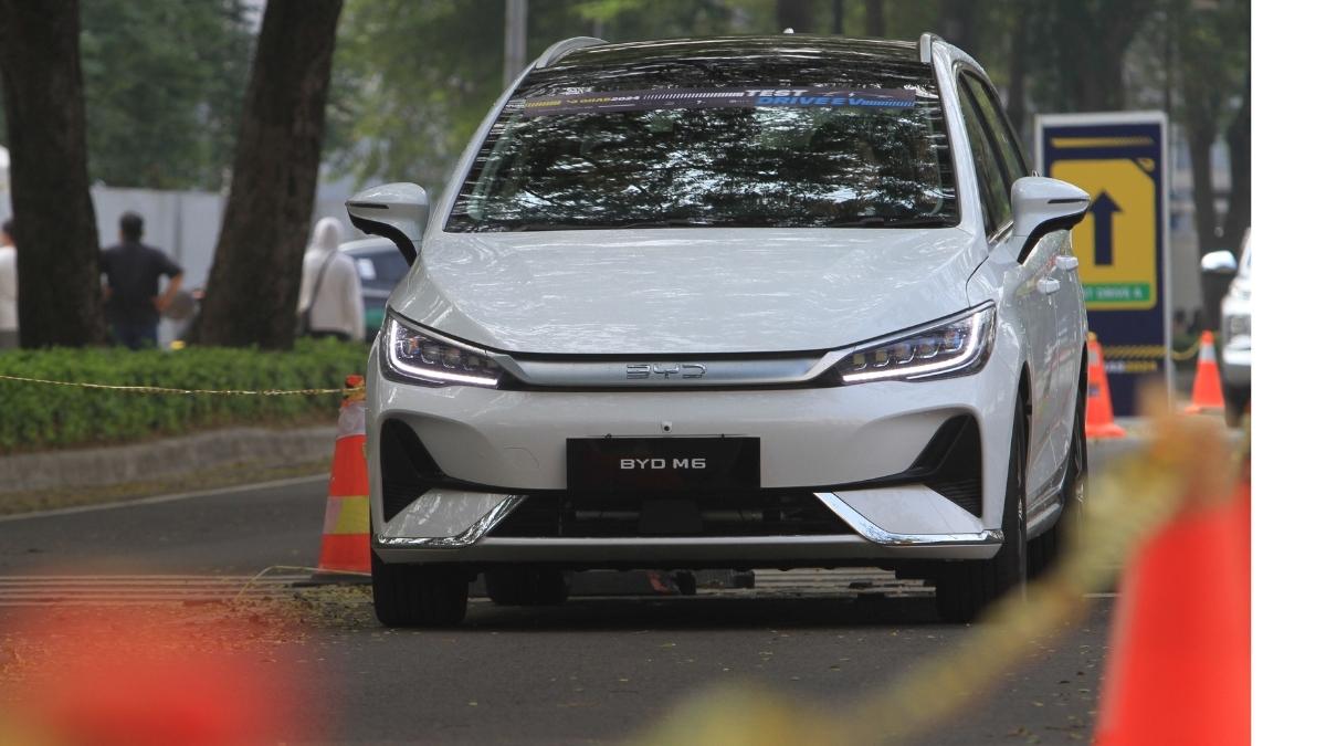 BYD M6, Mobil Listrik Terlaris yang Menjadi Pilihan Baru Masyarakat Indonesia