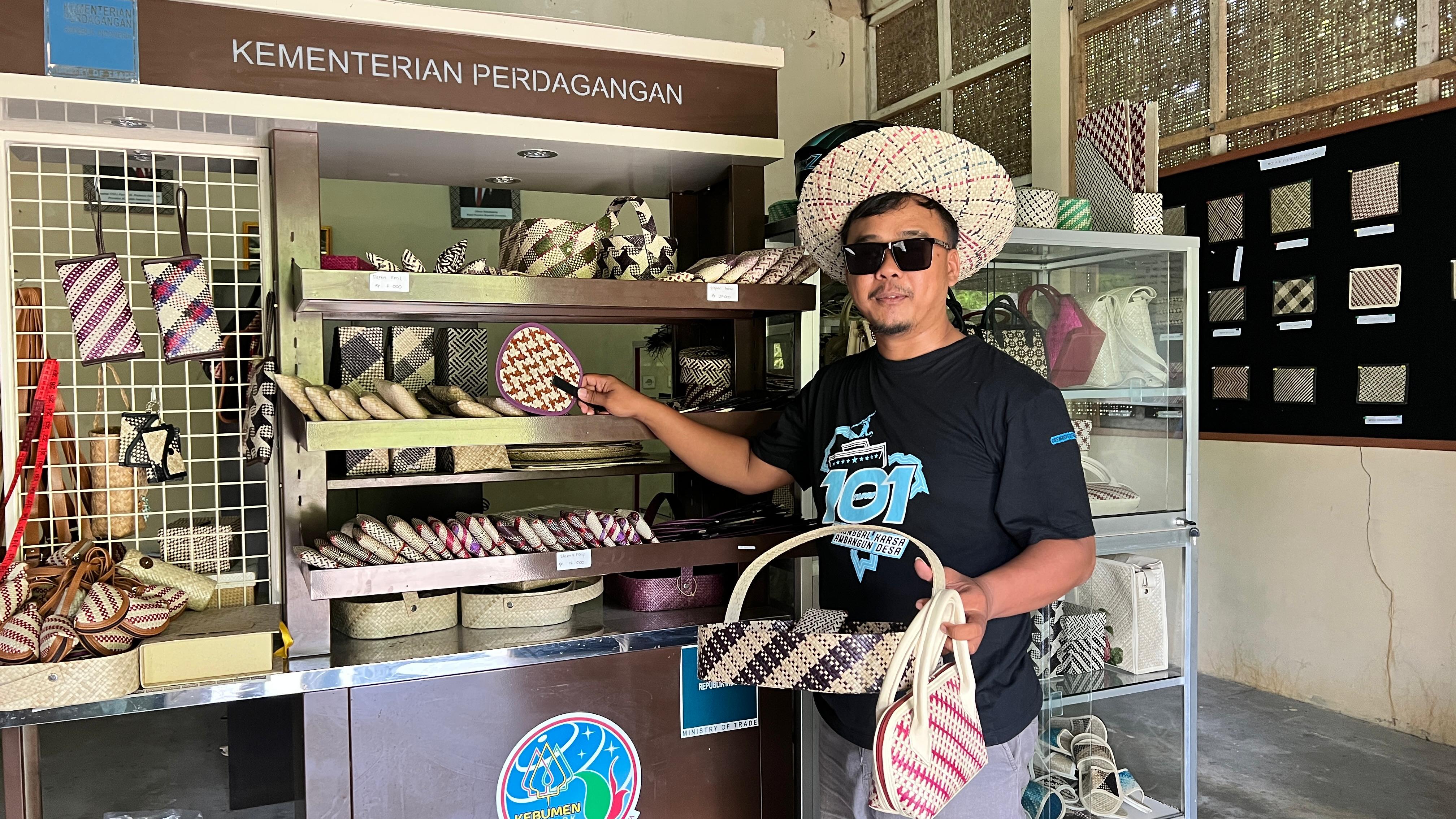 Warga Grenggeng Lestarikan Kerajinan Anyaman Daun Pandan Turun Temurun