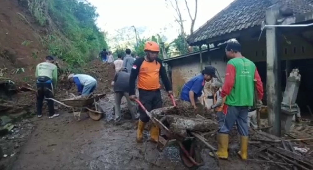 Material Longsor di Desa Sirau Mulai Dibersihkan