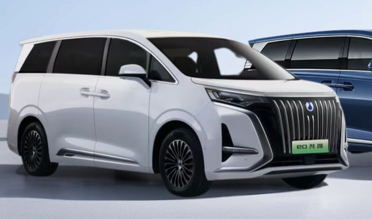 Paling Laris! Simak Harga dan Spesifikasi Mobil Listrik BYD Denza D9 2025