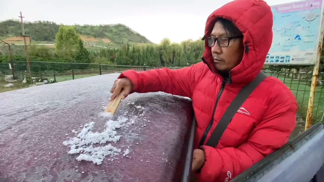 Embun Es Kembali Selimuti Dieng, Suhu Turun Hingga Minus 3 Derajat Celsius