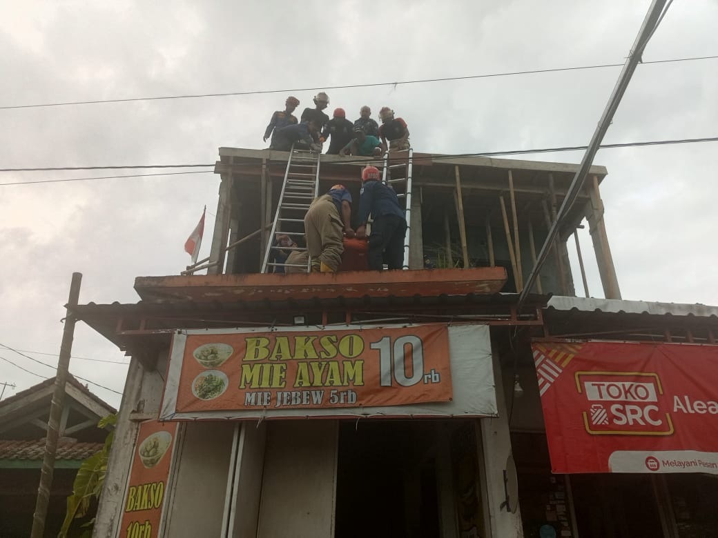 Perbaiki Atap, Pekerja Tersengat Listrik