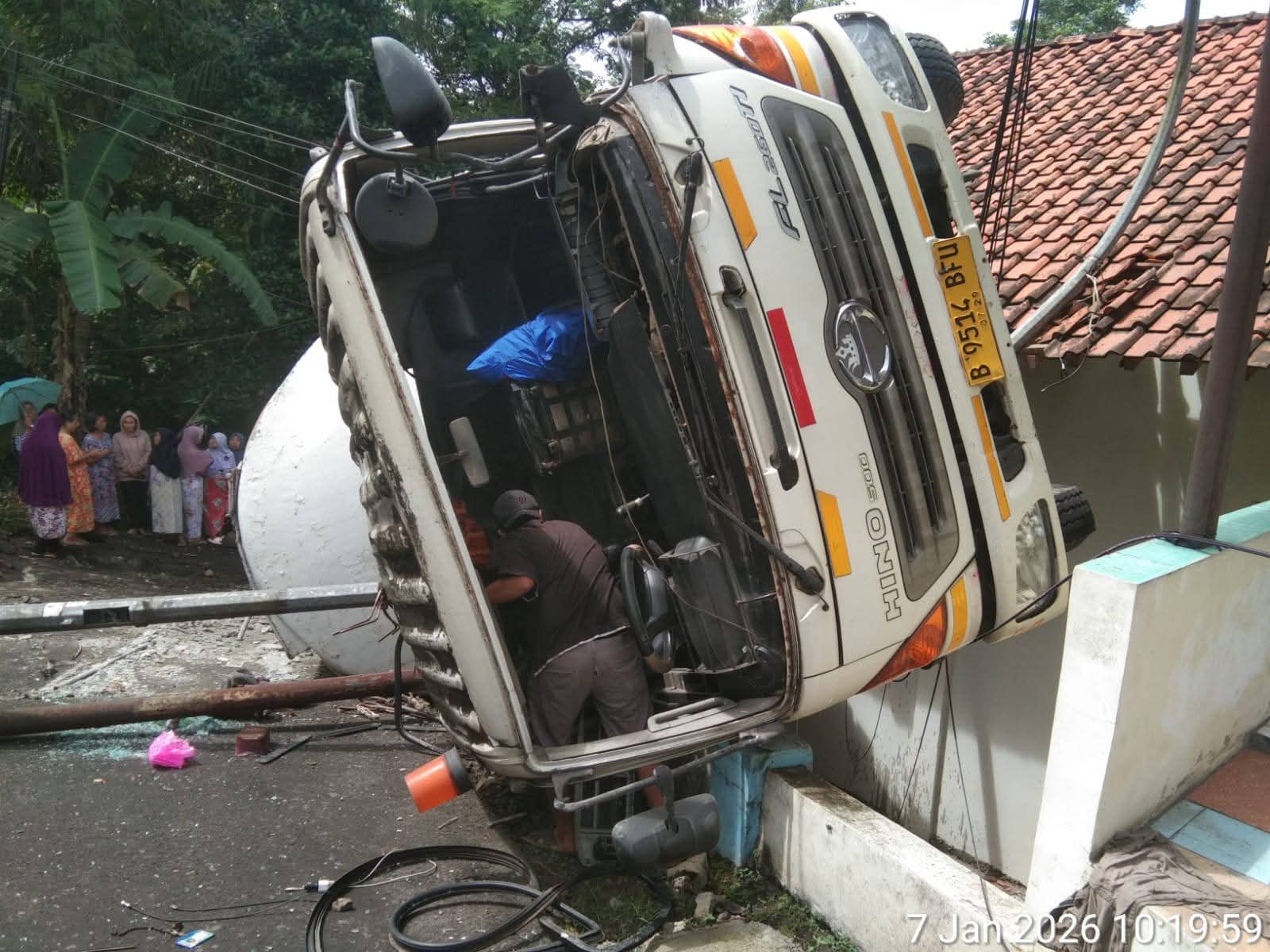 Rem Diduga Bocor, Truk Tangki Terguling Timpa Balai RT, Kecelakaan ...