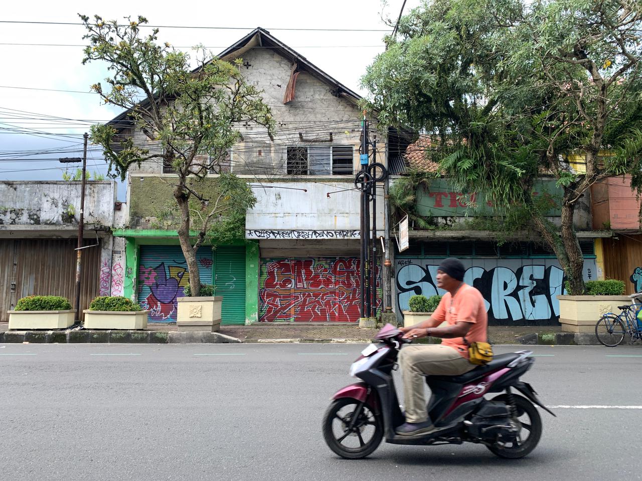 Marak Coretan Grafiti, Pintu Ruko di Sepanjang Jalan Jenderal Soedirman Jadi Sasaran