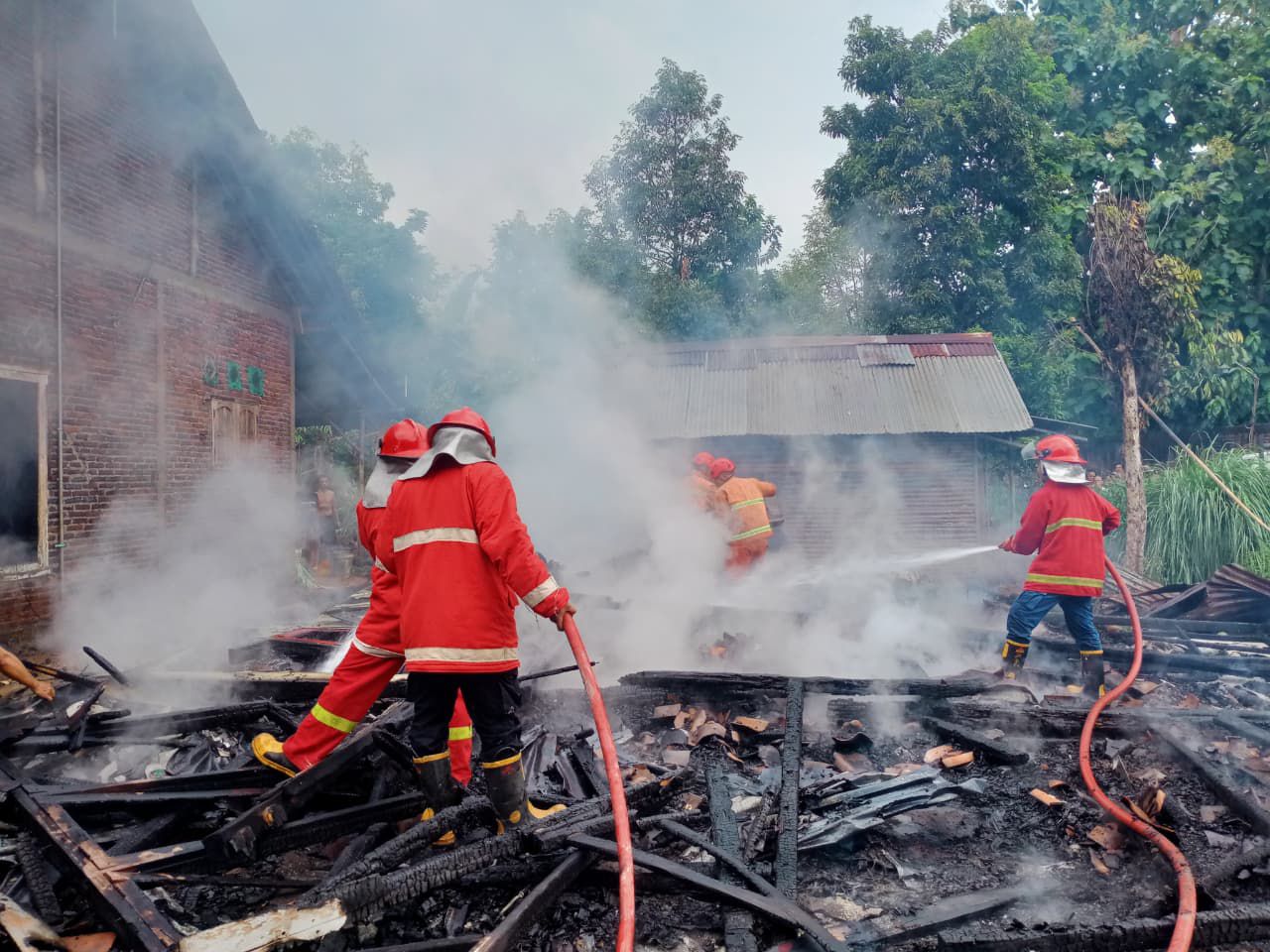 Api dari Tungku Ratakan Rumah Kayu di Patikraja, Kerugian Capai Rp 40 Juta