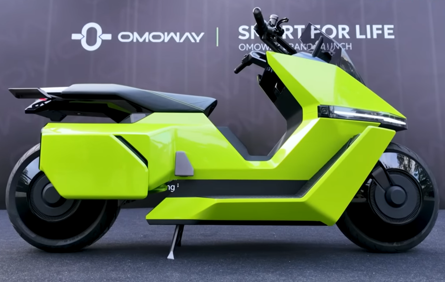 Motor Listrik Omoway Semuanya Dilakukan Sendiri, dari Jalan, Parkir Hingga Ngecas Baterai