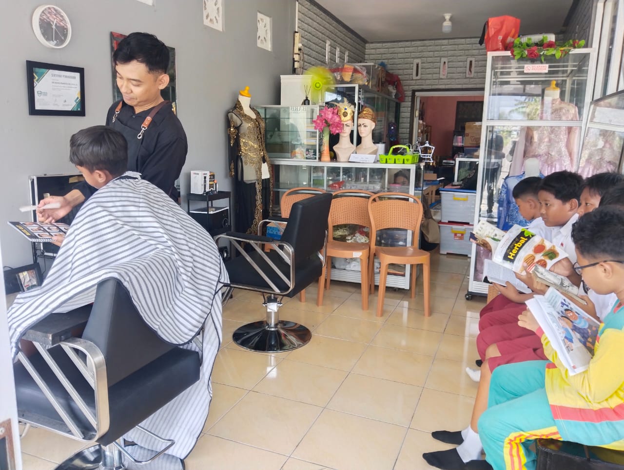 Tak Sekedar Potong Rambut, Barbershop di Kebokura jadi Ruang Literasi