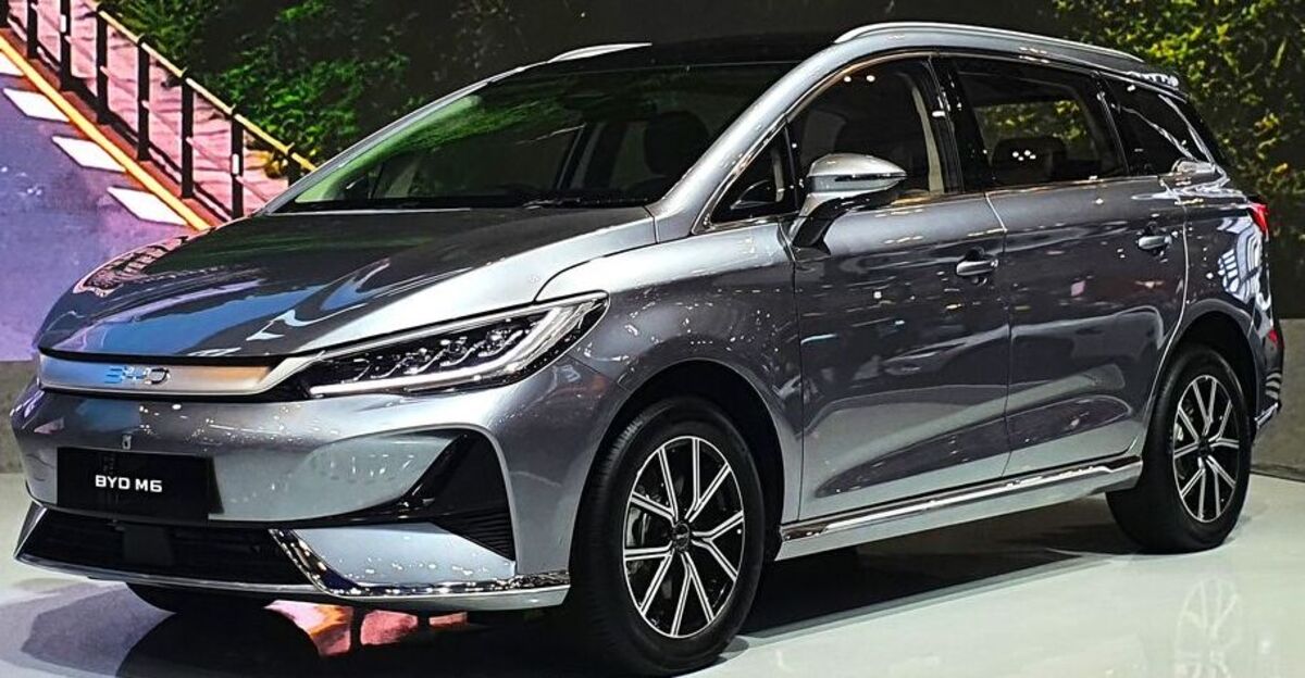 Cek Daftar Harga Terbaru Produk Terlaris Mobil Listrik BYD M6 Periode 2025, Harga Mulai Rp 300 ...