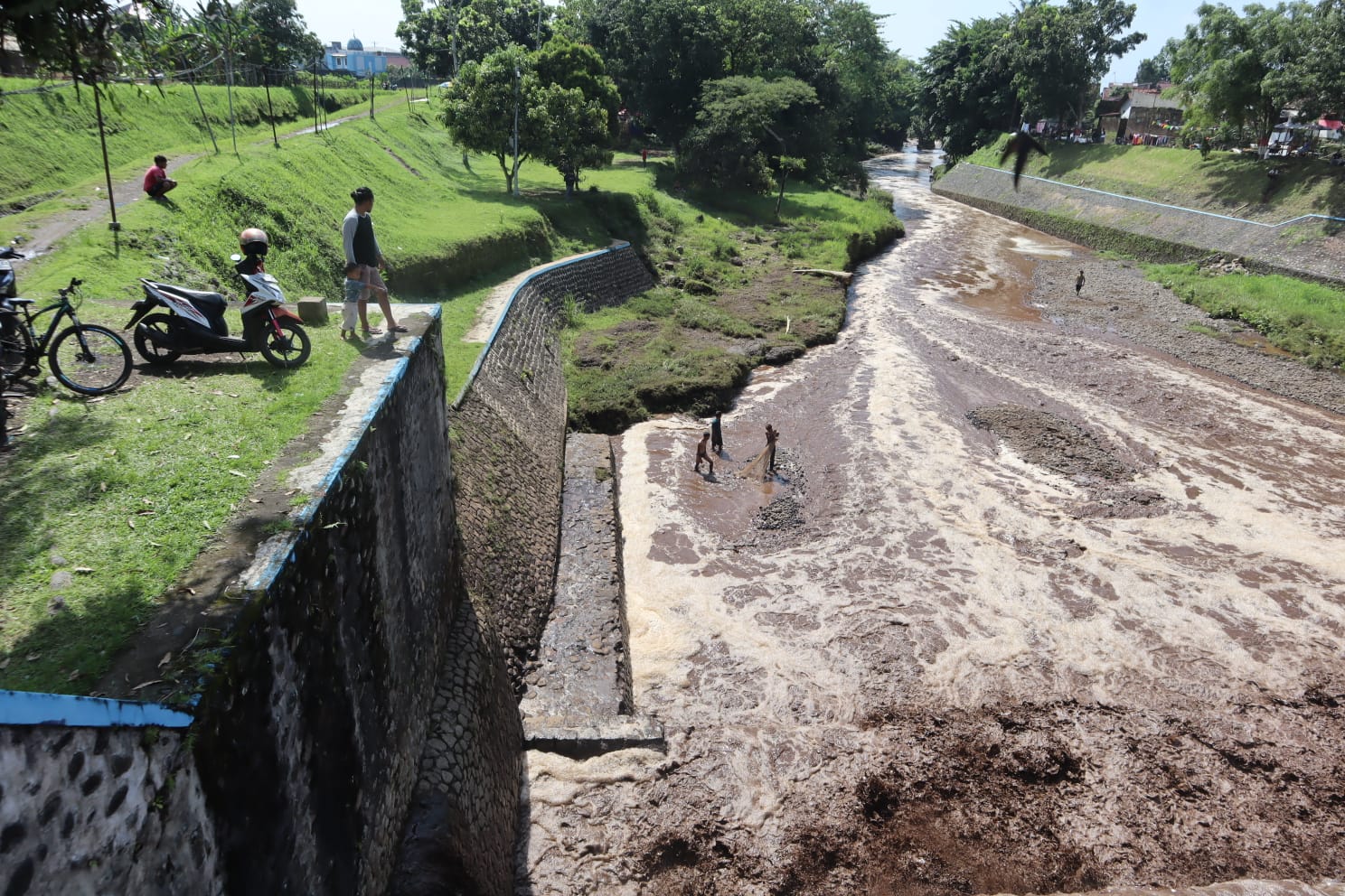 Di Balik Banjir Lumpur, Warga Banyumas Raup Tangkapan Ikan