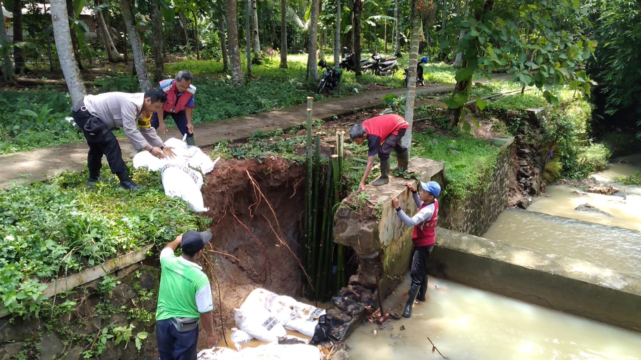 Sayap Bendung Lebeng Ambrol Ditangani Darurat, Mendesak Perbaikan Permanen