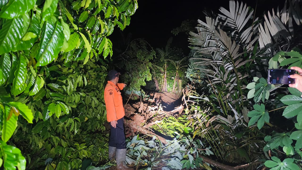 Longsor Terjang Tiga Desa di Punggelan Tutup Jalan, 32 Warga Mengungsi