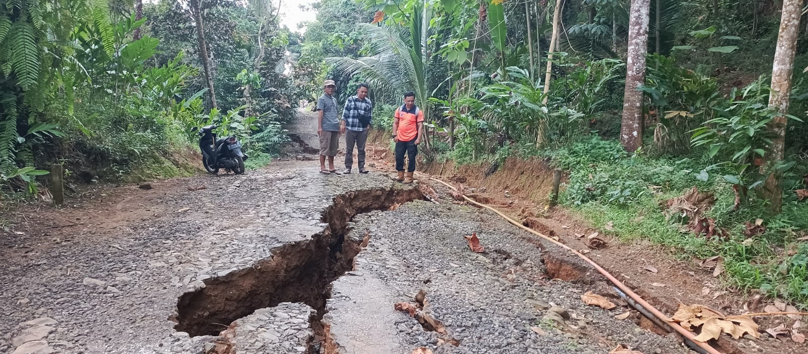 Longsor dan Tanah Gerak Landa Dayeuhluhur, Rumah Warga Retak hingga ...