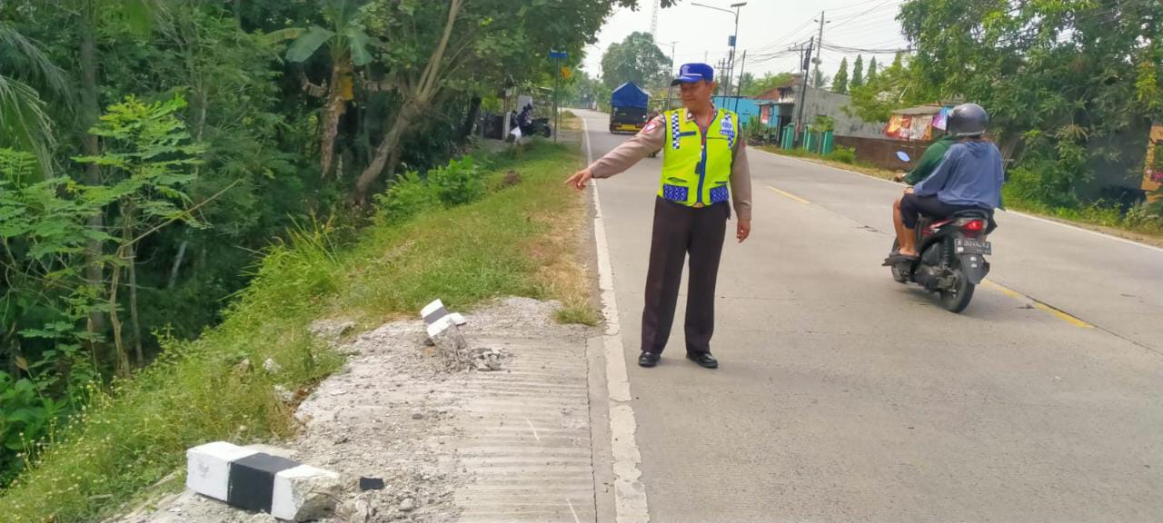 Hindari Mobil, Motor Roda Tiga Masuk Jurang di Jalan Raya Wangon ...