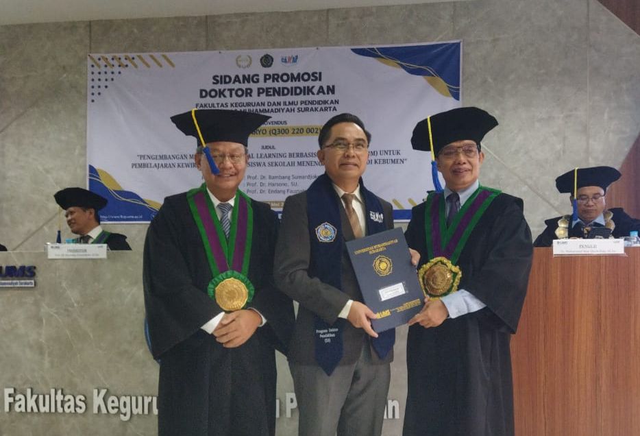 Agus Sunaryo Ketua PGRI Kebumen Raih Gelar Doktor dengan Predikat Cumlaude